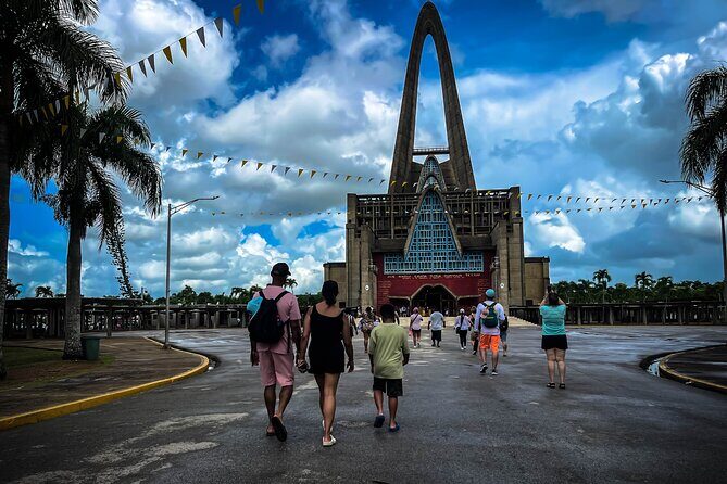 Safari tour with Jhoraji : mountain rivers and local market - Tobacco Factory and Art School: Artisans at Work