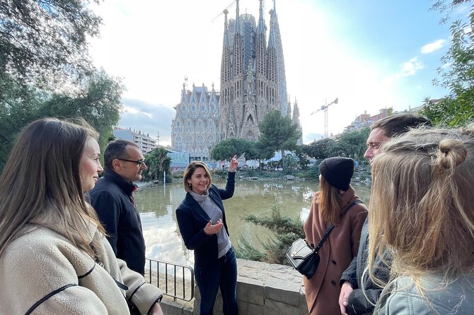 Sagrada Familia and Guell Park Small Group Tour: Drink and Tapa - FAQ