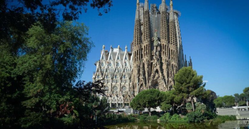 Sagrada Familia and Sailing Experience - Key Points