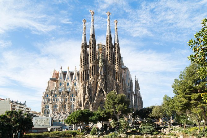 Sagrada Familia English Guided Tour & Optional Tower Access - Accessibility Considerations