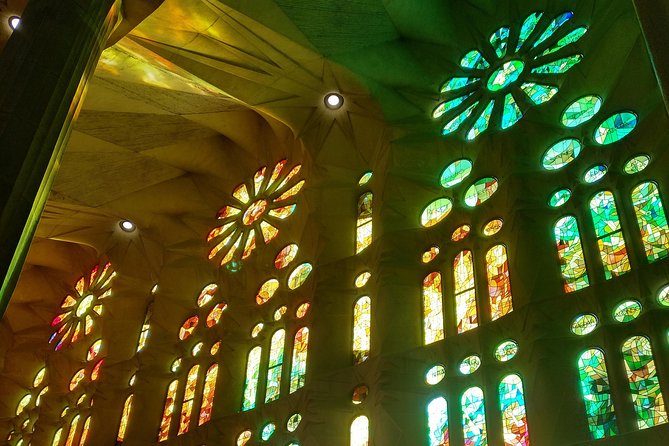 Sagrada Familia English Guided Tour & Optional Tower Access - Tour Experience and Commentary