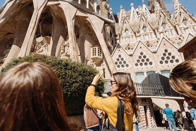 Sagrada Familia Guided Tour With Skip the Line Tickets - Knowledgeable Local Guides