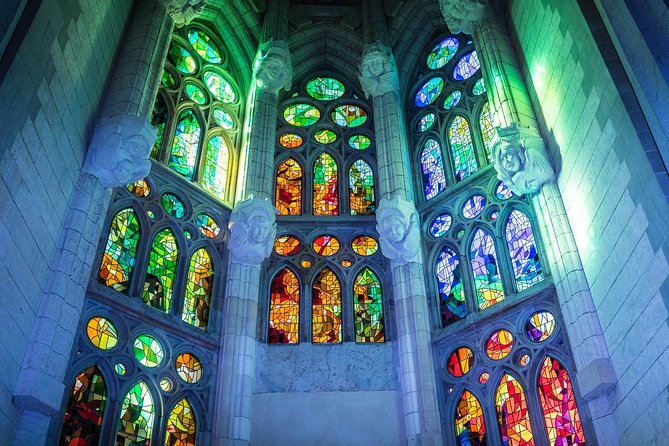 Sagrada Familia Monolingual Tour With Skip the Line Ticket - Tips for an Enjoyable Experience