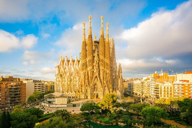 Sagrada Familia: Priority Access & Guided Tour - Key Points