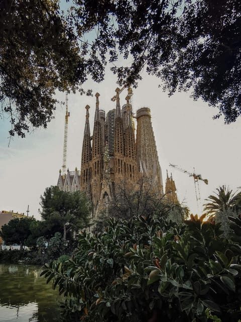 Sagrada Familia Shooting Couple w/ Private Photographer - Key Points