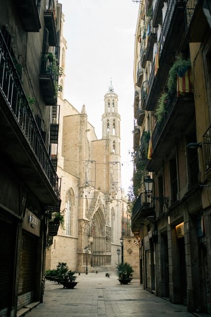 Sagrada Familia Shooting Couple w/ Private Photographer - FAQ