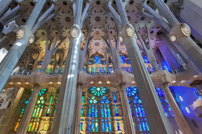 Sagrada Familia Small Group Guided Tour with Skip the Line Ticket - Meeting Point and Logistics