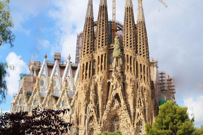 Sagrada Familia Tour Review: A Must-See Experience - Knowledgeable and Engaging Tour Guides