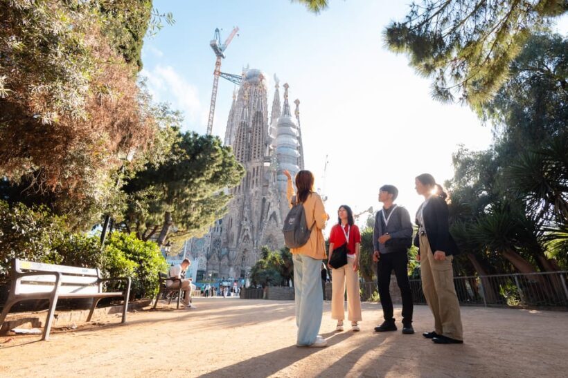 Sagrada Familia Tour with Express Entry and Local Guide - Key Points