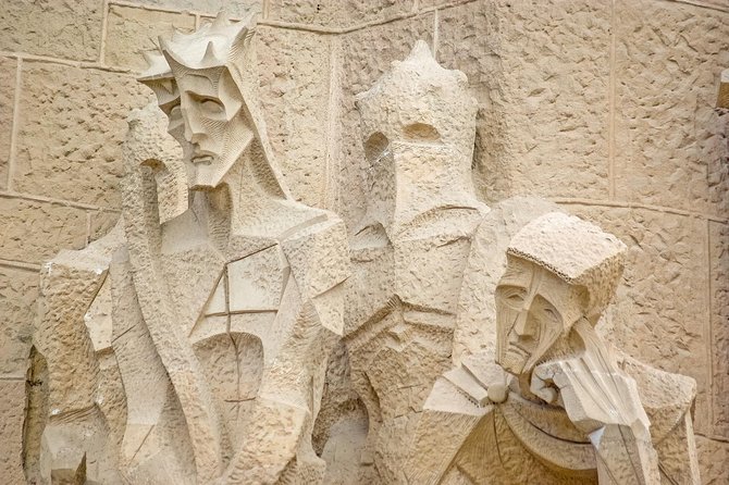 Sagrada Familia Tour With Express Entry and Local Guide - Benefits of a Small Group Experience