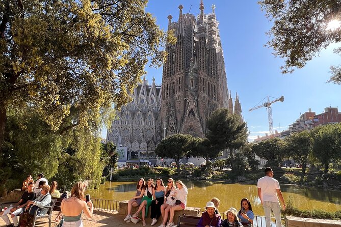 Sagrada Familia Tour With Express Entry and Local Guide - Practical Tips for Tour Participants