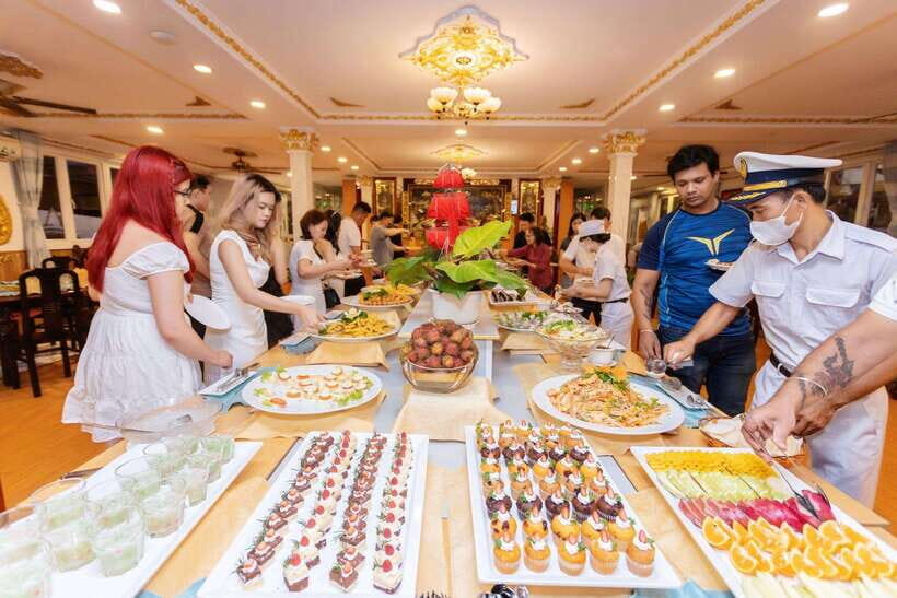 Saigon: Private table on board in a Luxury Cruise - Analyzing the Value