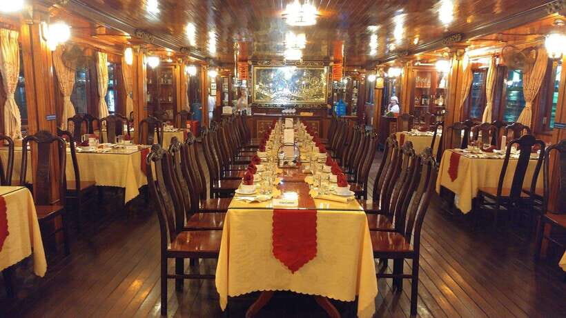Saigon: Private table on board in a Luxury Cruise - The Experience in Practice