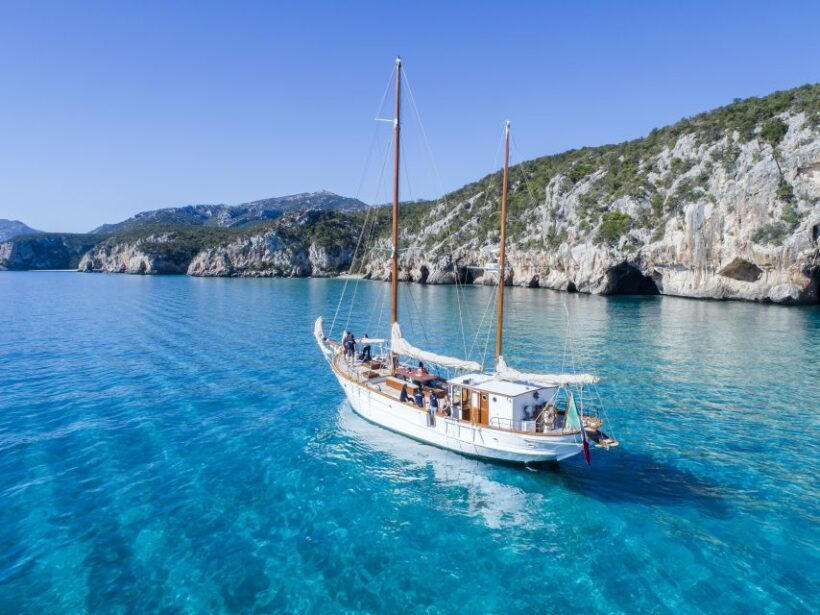 Sailing ship in exclusive, tour around the Gulf of Orosei - The Experience on Board