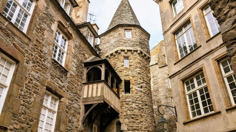 Saint Malo: Leisurely Stroll Through Historical Old Town - Strolling Down the Charming Shell Street