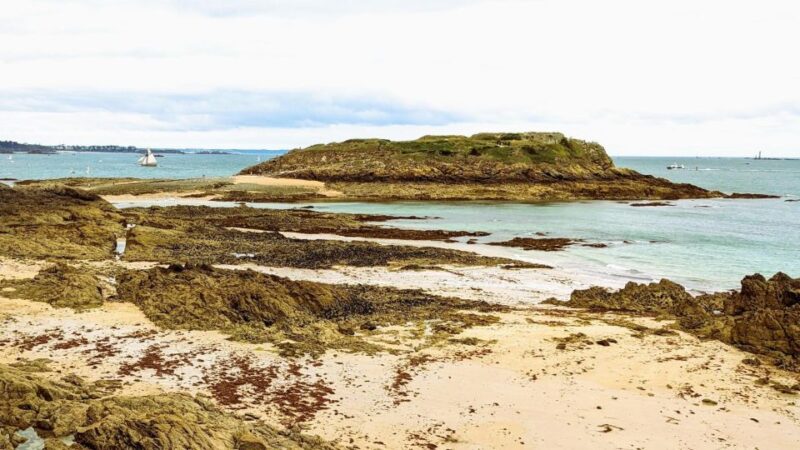 Saint Malo: Leisurely Stroll Through Historical Old Town - Navigating the Tour With the Provided Map