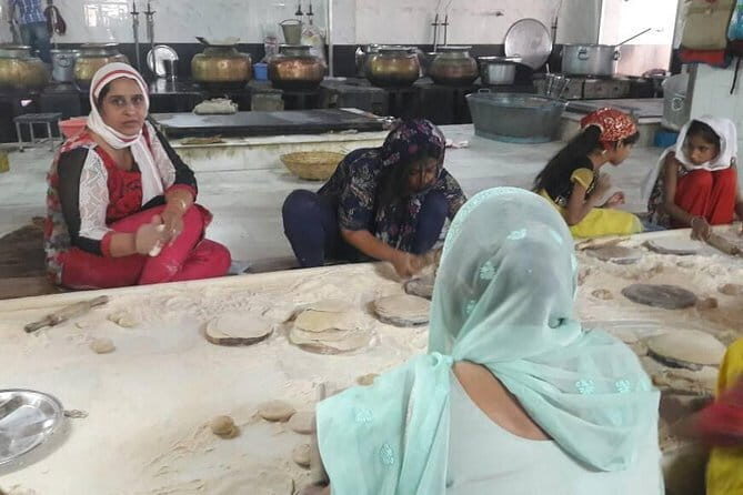 Salaam Baalak Trust City Walk and Volunteering at a Local Community Kitchen - What You Can Expect from the Tour