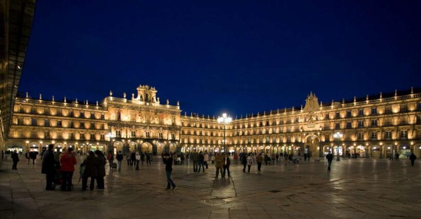 Salamanca: Local Legends Evening Walking Tour in Spanish - Key Points