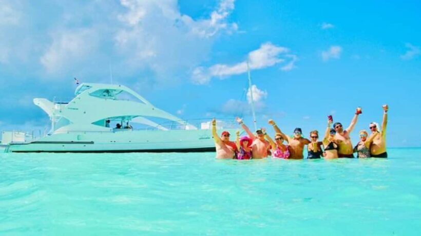 Samaná: Samaná Bay Whale Watching Tour with Drinks - Why the Refreshments Matter