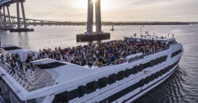 San Diego: Christmas Eve Buffet Brunch or Dinner Cruise - Key Points