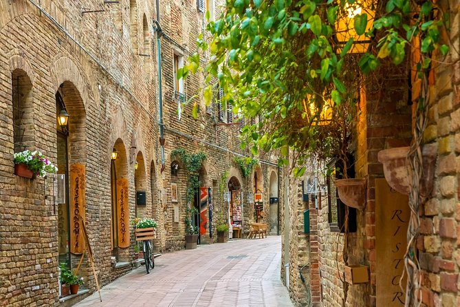 San Gimignano, Chianti, and Montalcino Day Trip From Siena - Exploring San Gimignano