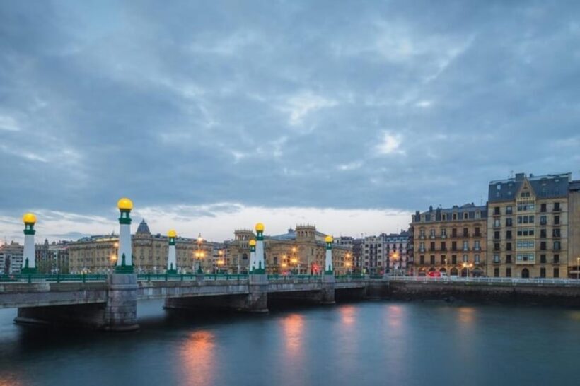 San Sebastian : Must-See Attractions Walking Tour - A Deep Dive into the Experience
