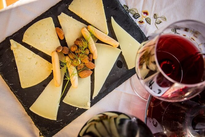 Santiago De Compostela: Cheese and Wine Tasting Experience - Knowledgeable Host and Cozy Atmosphere