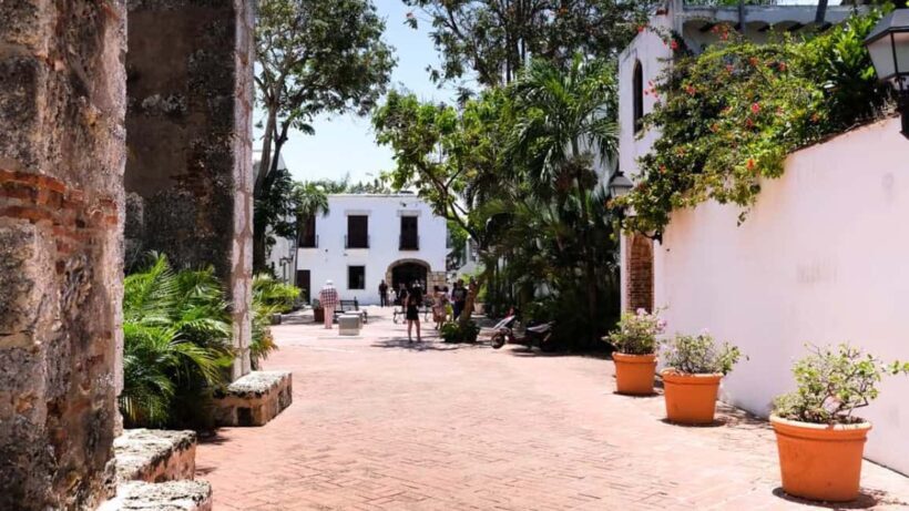 Santo Domingo Day Trip with Tickets and Lunch Tour - The Experience of Guides and Group Dynamics