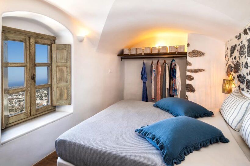 Santorini: 4-Day/3 nights Alternative historical experience - Key Points