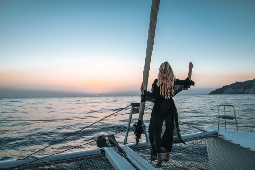 Santorini: Catamaran Cruise with Meal & Open Bar - The Experience in Detail