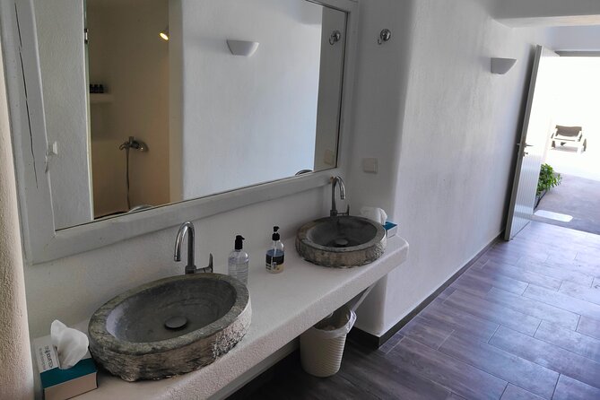 Santorini: Couples Massage With Wine, Fruits & Day Pool Access - Exclusive Amenities and Inclusions