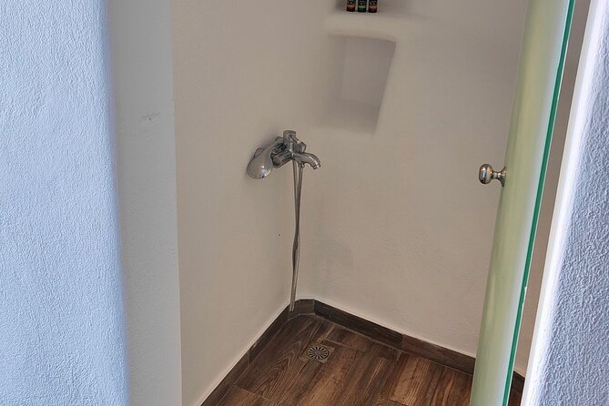 Santorini: Couples Massage With Wine, Fruits & Day Pool Access - Considerations for Health and Accessibility