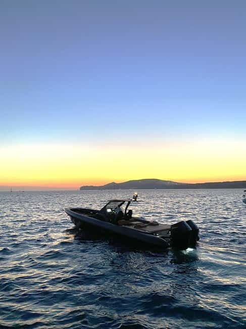 Santorini: High-Speed Cruise on a Sleek, Modern Yacht - Key Points