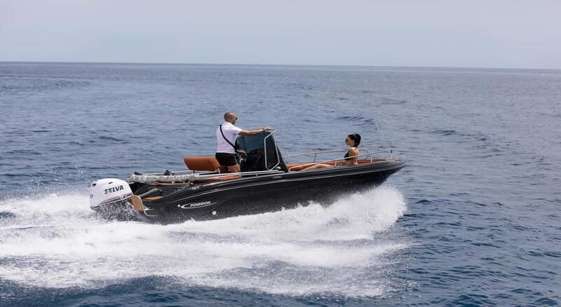 Santorini: License free Luxury boat and snorkeling included - Key Points