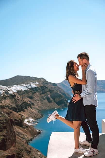 Santorini: Oia Private Couple Photoshoot with 35 Photos - An Introduction to the Experience