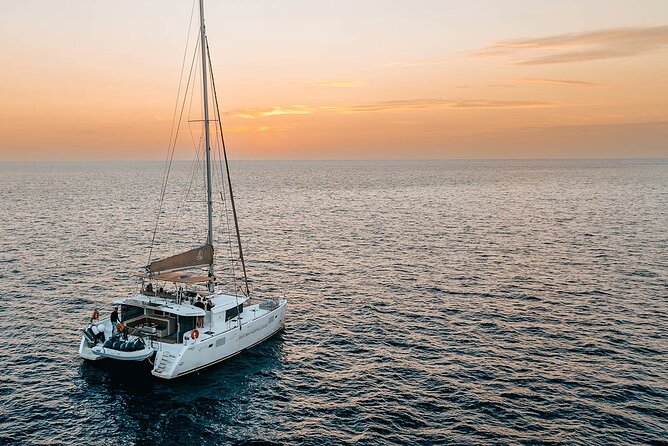 Santorini Sunset Sailing Cruise: Dinner, BBQ, Open Bar, Transfers - Accessibility and Traveler Limits