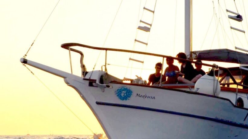 Santorini: Traditional Wooden Boat Tour with Meal and Wine - Practical Tips for Your Trip