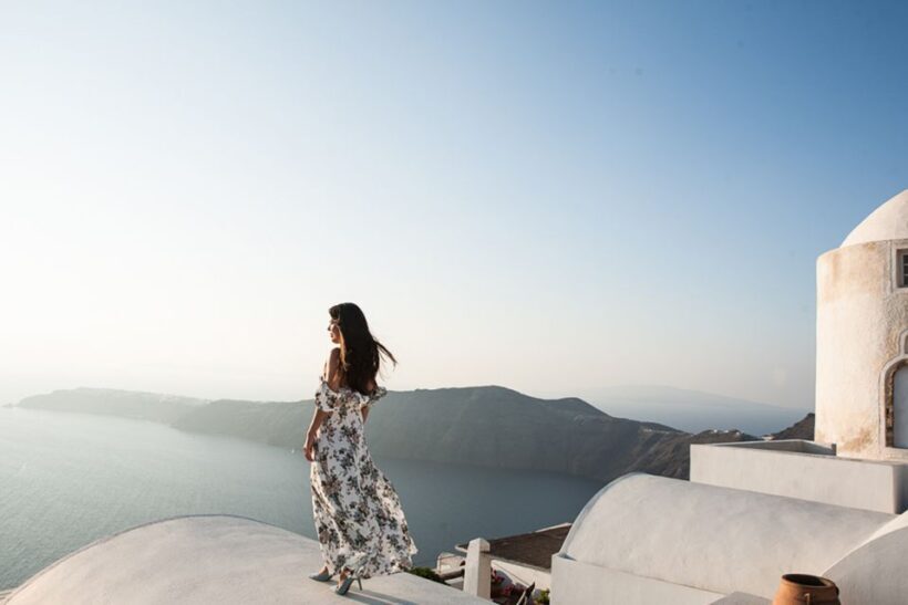 Santorini Unfiltered: Luxury Photoshoot with a Photographer - An In-Depth Look at the Experience
