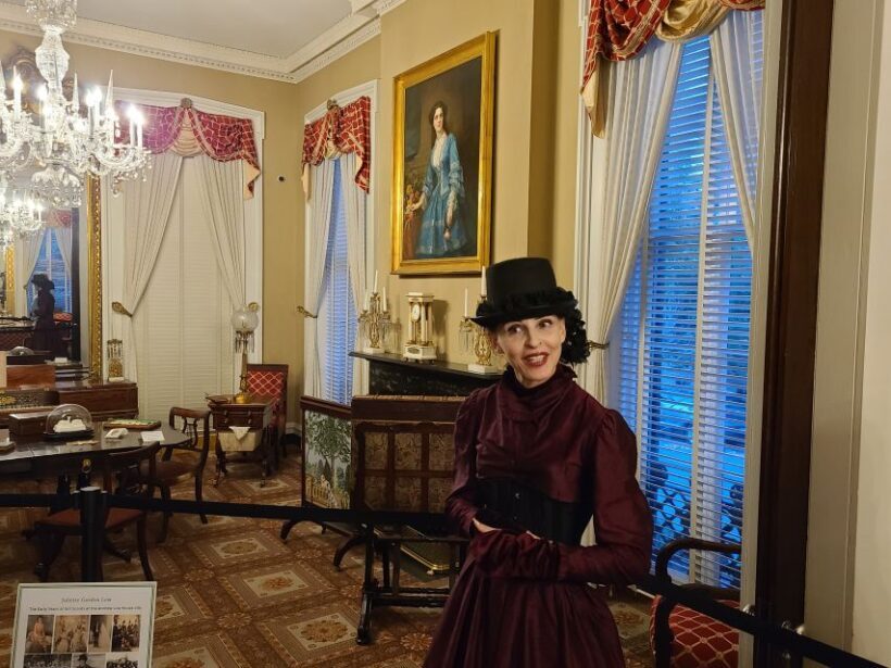 Savannah: Ghosts and Gravestones Tour with Low House Entry - An Overview of the Experience
