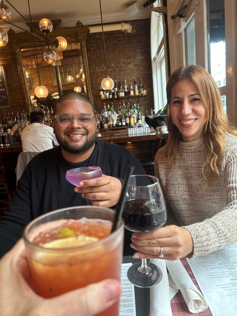 Savannah: Southern Traditions Dinner Tour - The Guides and Atmosphere