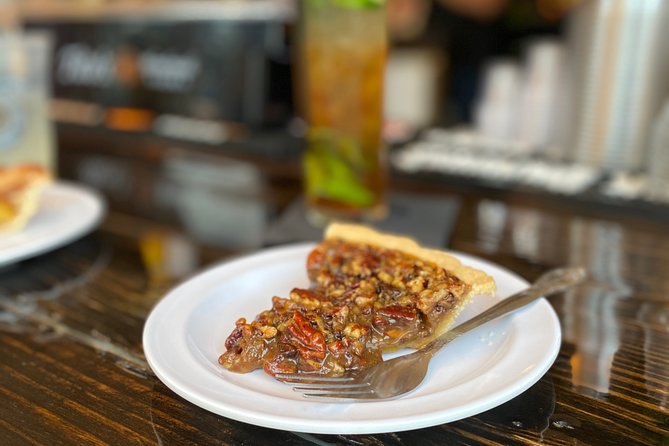 Savannah Walktails & Bar Bites Guided Happy Hour Tour - Engaging Guides and Storytelling