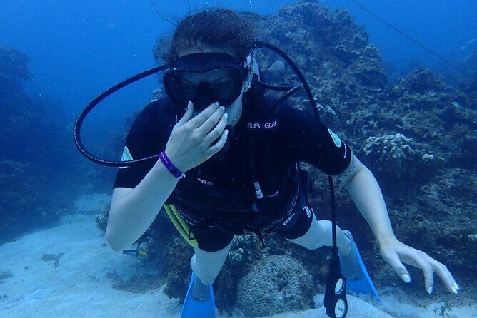 Scuba Diving and shopping on the Hipstrip. - Introduction