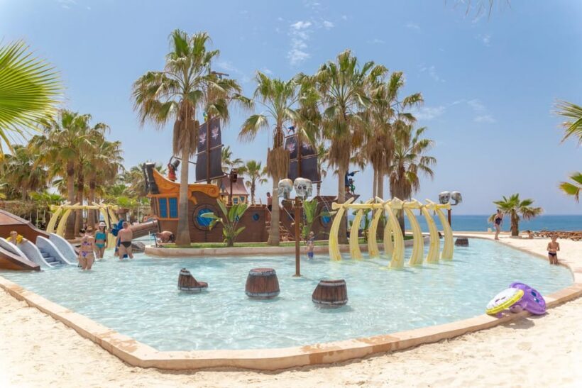 Seapark: Swimming in Pool Aquarium with Authentic Creatures - Dining, Refreshments, and Convenience