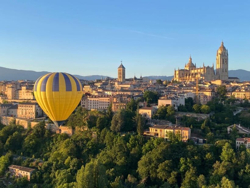 Segovia: Hot-air balloon ride with cava toast & picnic - Key Points
