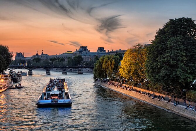 Seine River Cruise With Commentary 1 Hour - Key Points