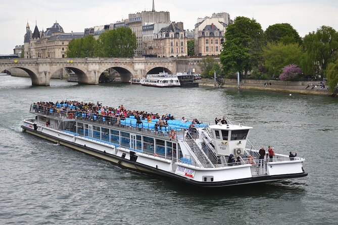 Seine River Cruise With Commentary 1 Hour - Dress Code and Attire