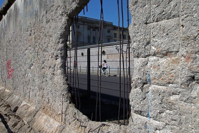 Self-Guided Audio Tour-The Fall of the wall: A light for humanity - Who Would Benefit Most?