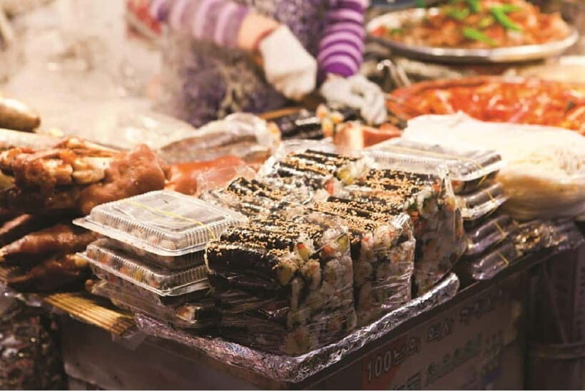 Seoul : Changgyeonggung & Gwangjang Market & Naksan Park - What to expect from the tour experience