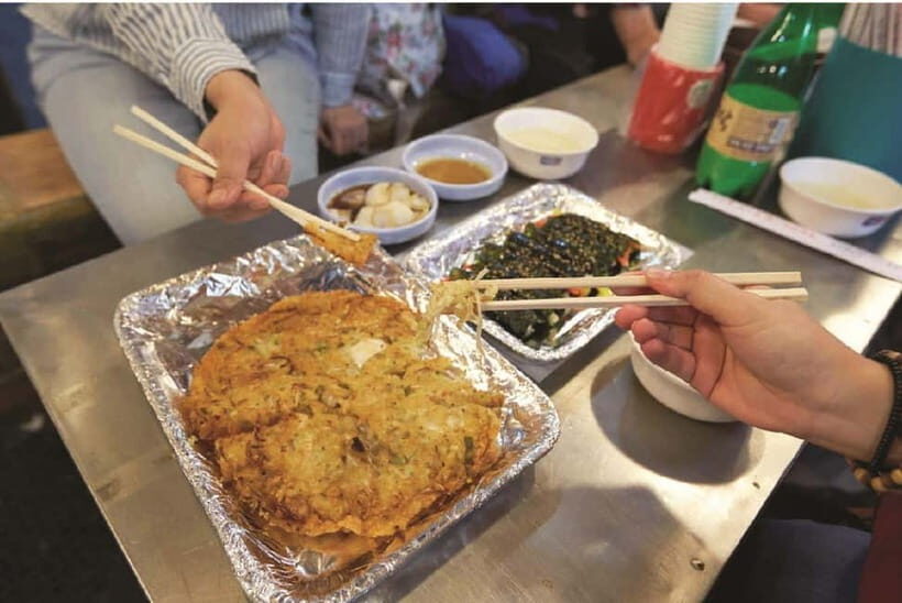 Seoul : Changgyeonggung & Gwangjang Market & Naksan Park - Who will enjoy this tour most?