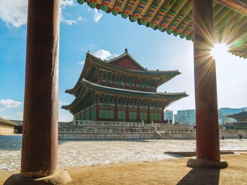 Seoul: Gyeongbok-gung Walking tour with coin lunchbox - Exploring Gyeongbok-gung and Seochon: A Detailed Look
